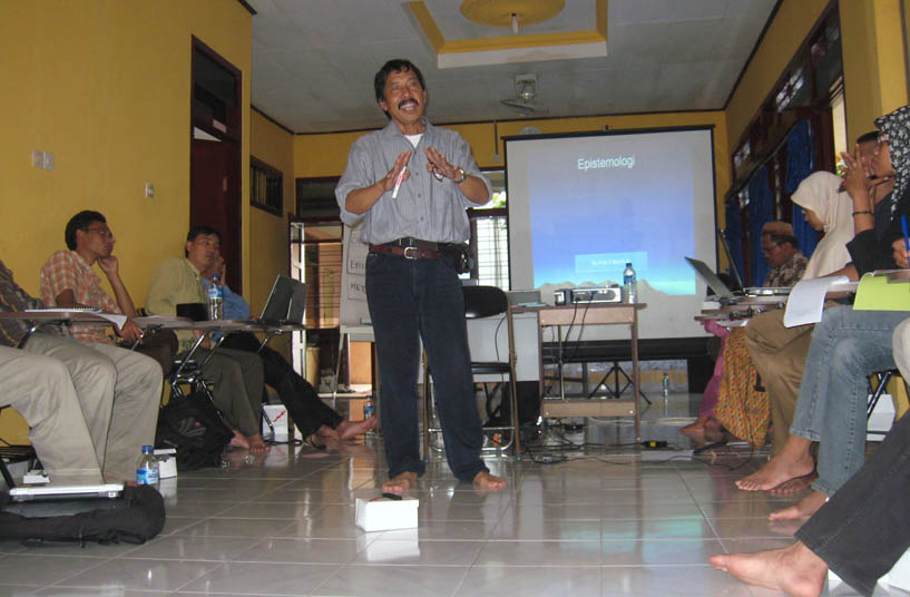 Pelatihan Penelitian Sosial bersama Anas Saidi dan Martin van ...